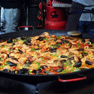 Paella Party: A traditional paella at your event